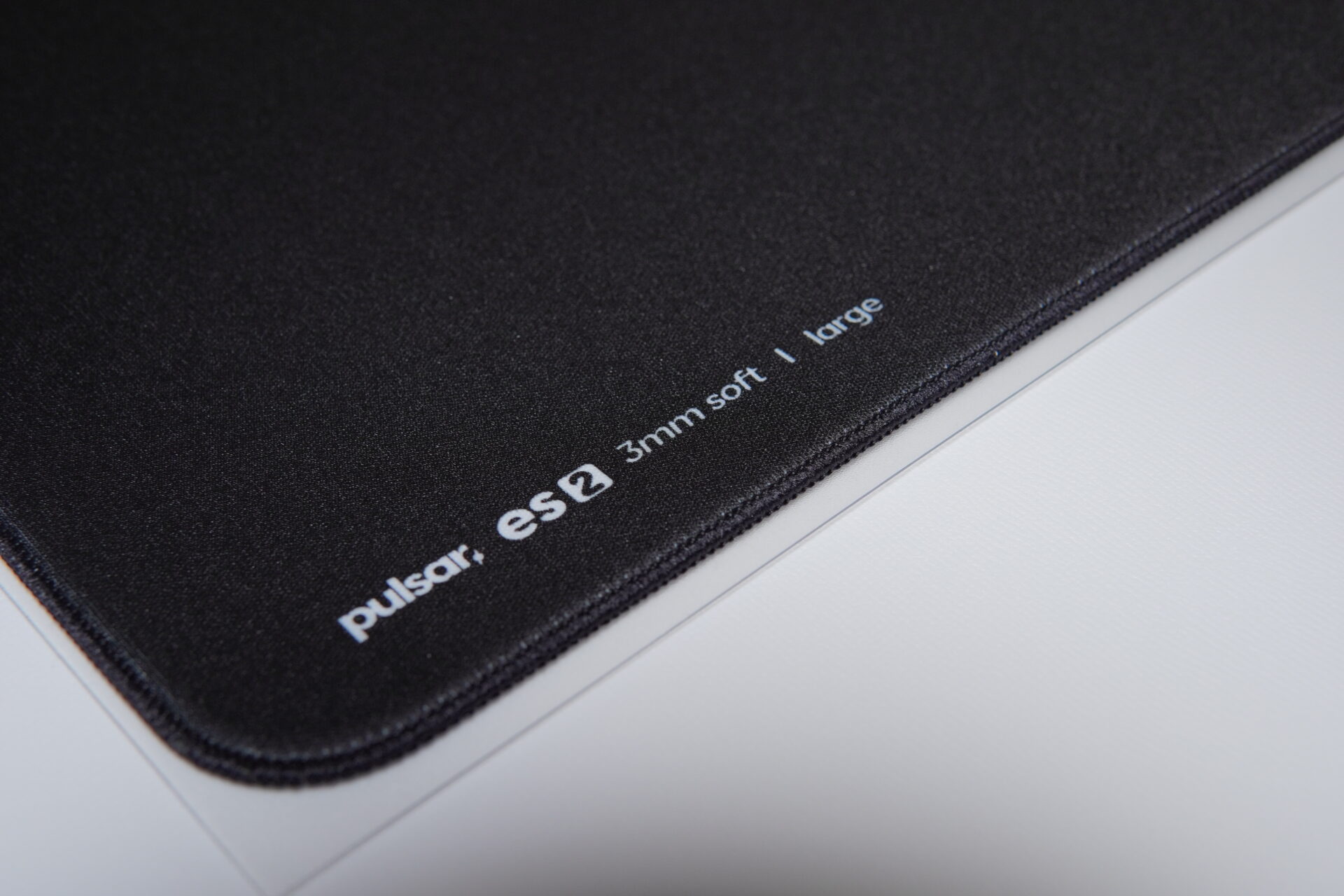 Pulsar ES2 マウスパッド レビュー。究極の滑り止めを採用したサラサラ素材のコントロールタイプマウスパッド | Gaming Gear Magazine